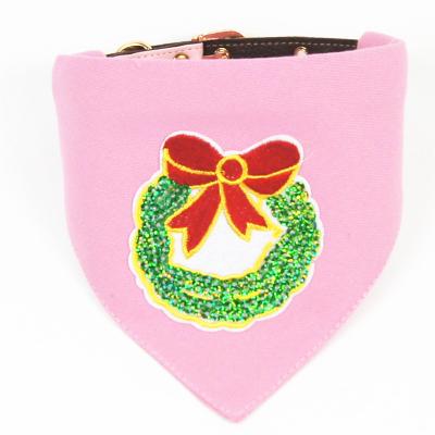 Cina Collare medio su misura della bandana del cane del modello di Chirstmas piccolo della sciarpa adorabile del triangolo in vendita