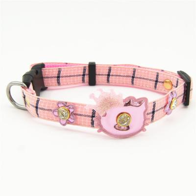 Cina Piccolo collare medio di vendita caldo di Bowknot del cane di stile del modello regolabile britannico del plaid in vendita