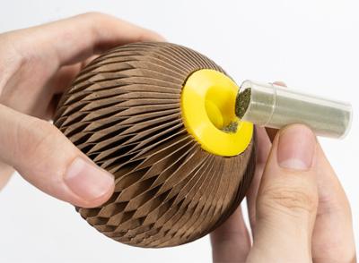 Cina I giocattoli interattivi del cane riciclati 100% hanno ondulato il Catnip di carta Cat Scratcher Ball riutilizzabile in vendita
