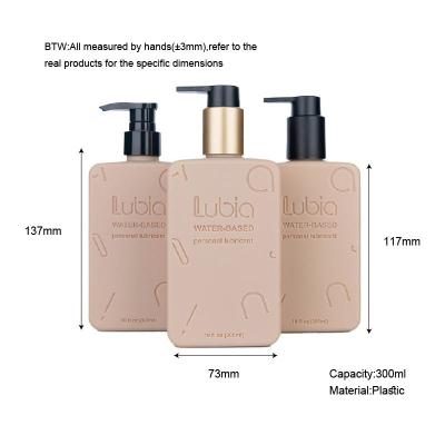 Cina 300 ml di plastica marrone/bianco rettangolo liscio con pompa nera per lozione shampoo in vendita