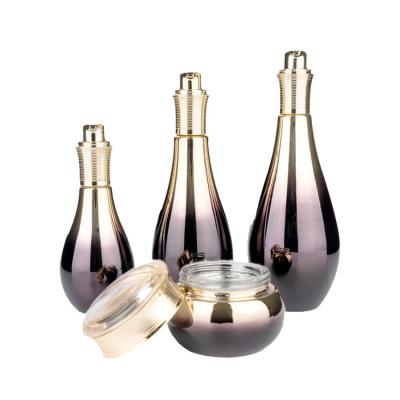 Cina 55 ml 100 ml 150 ml Imballaggio Cosmetico Bottiglia Spray per la cura della pelle a forma di goccia d' acqua in vendita
