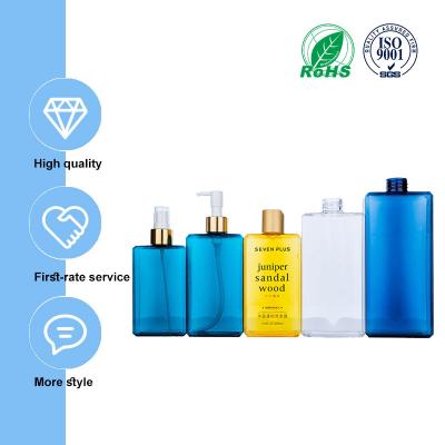 Cina 225/300/400/500ml Bottiglia di plastica blu/ giallo/ bianco rettangolare liscia con pompa bianca per la bottiglia di lozione per shampoo in vendita