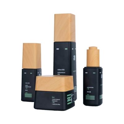 China 125 ml de vidro preto para cuidados da pele garrafas de vidro frascos de vidro para cuidados da pele embalagem com tampa de bambu for sale