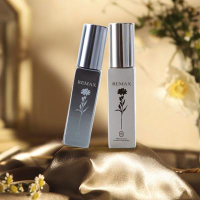 China Doorzichtige glazen parfumfles Cosmetische verpakking Goud gegraven dop 50 ml Te koop