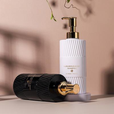 Cina 500 ml Bianco/Nero cilindrico liscio e a spirale con pompa dorata per la bottiglia di lozione per shampoo in vendita