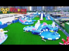 Opblaasbaar waterpark met grote glijbanen en drijvende speelgoed