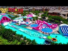 Parc aquatique gonflable géant multicolore avec petits jouets flottants