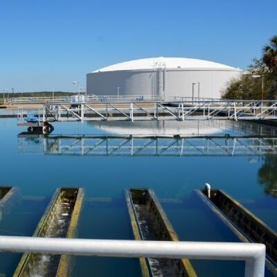 China Poliacrilamida catiónica química del tratamiento de aguas residuales de CPAM con el peso de molecularidad elevada en venta