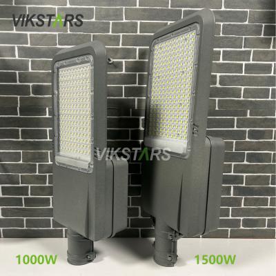 Cina 200W 300W 400W 500W Classic Aluminum Solar Street Lights per il cortile del villaggio all'aperto in vendita
