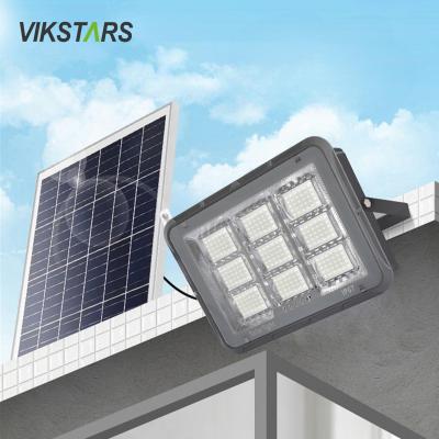 Cina Ultime luci per giardino solare 100W 200W 300W 400W Luci esterne solari per cortile illuminazione proiettore solare in vendita