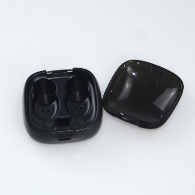 Cina 0.01mm Plastic Injection Molding Bluetooth Headset Charging Chamber Shell in vendita