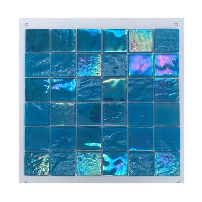 China Mosaico de vidro azul iridescente para piscina 306x306MM Tamanho de folha estilo moderno à venda