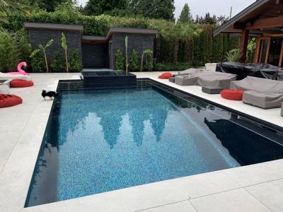 Cina Piastrella per piscina in mosaico di vetro blu iridescente con dimensioni del foglio lucido di 306x306 mm in vendita
