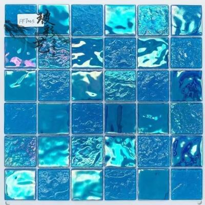 Cina Piscina blu resistente agli acidi personalizzare mosaico quadrato iridescente piastrella per piscina moderna in vendita