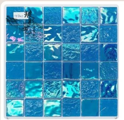 Cina Piscina blu resistente agli acidi personalizzare mosaico quadrato iridescente piastrella per piscina moderna in vendita