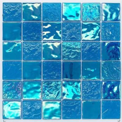 Cina Piscina blu resistente agli acidi personalizzare mosaico quadrato iridescente piastrella per piscina moderna in vendita
