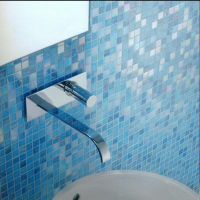 Cina Modello marocchino Piastrelle di vetro iridescente quadrato mosaico per cucina e bagno 4 mm di spessore in vendita