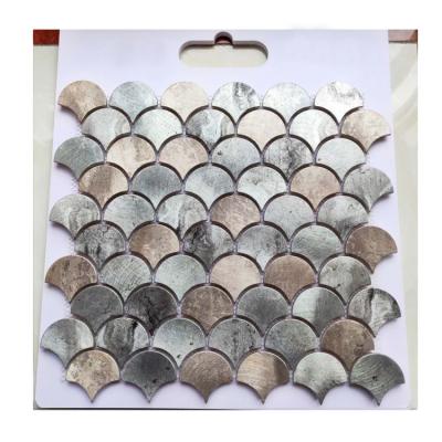 Cina Funzionale e bella piastrella di mosaico in metallo a scala di pesce per il backsplash del bagno in vendita