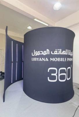 Cina Eventi di nozze per feste 360 ​​Photo Booth sullo sfondo con luce colorata in vendita