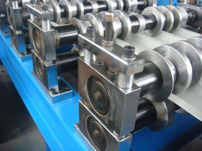 China Rolo do painel do telhado do poder 5.5kw que forma a máquina com o espeto da tração com corte da linha à venda
