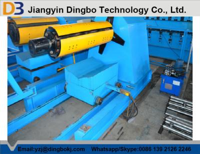 China CNC Controlesysteem Hydraulische Uncoiler die voor Dakcomité Broodje Machine vormen Te koop