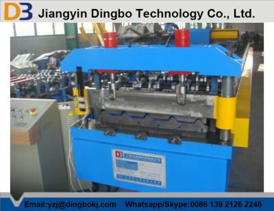 中国 油圧制御システムが付いている機械を形作る 380V サンドイッチ パネル ライン波形を付けられた屋根のパネル ロール 販売のため