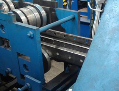 Cina Il laminatoio dello scaffale del magazzino dello scaffale con Cr 12 ha estiguuto il CE/SGS/iso della taglierina in vendita