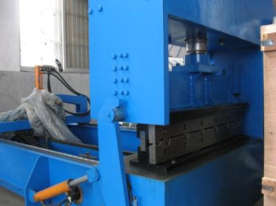 Cina Arco idraulico che unisce il rotolo a macchina del pannello del tetto che forma macchina 0-10m/min in vendita