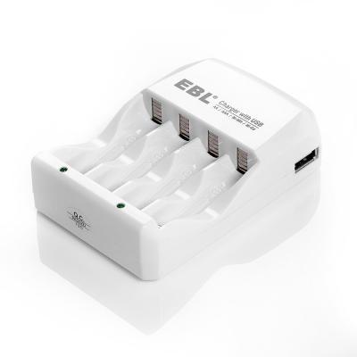 Cina caricatore della batteria ricaricabile del AAA aa del Ni-CD di 4pcs Ni-MH con il porto di uscita di USB in vendita