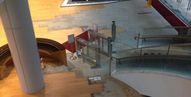 Marco biométrico 1 del control de acceso 1.5m m de la base de Wing Swing Arm Turnstile Hitech