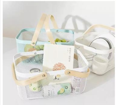Cina Recipiente domestico di Mesh Steel Storage Organizer Basket della decorazione dei Governi della dispensa del bagno della cucina con la maniglia di legno in vendita