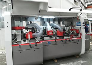 Cina L'alta efficienza 4 assi cape della taglierina dei modellatori quattro e due di Planer ha visto l'alimentazione dell'invertitore delle assi in vendita