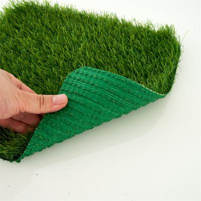Cina Piastrelle in erba sintetica sintetica certificata ISO14001 da 4 cm per esterno in vendita