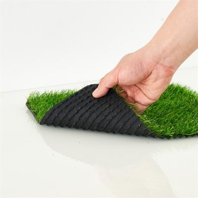 Cina stuoia artificiale esteriore 6800Dtex dell'erba di verde del campo di altezza del mucchio di 20mm in vendita