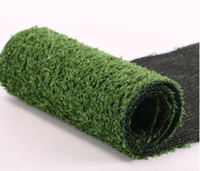Cina Tappeto erboso artificiale del patio del tappeto 1.5cm della plastica dell'erba verde di resistenza del sole in vendita