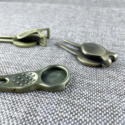Cina Strumenti per il divot da golf e segnapallina con smalto morbido oro antico e magnete in vendita
