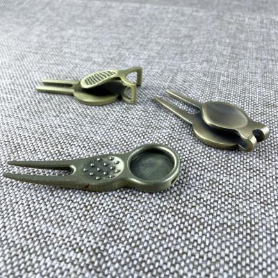 Cina Strumenti per il divot da golf e segnapallina con smalto morbido oro antico e magnete in vendita
