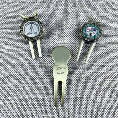 Cina Strumenti per il divot da golf e segnapallina con smalto morbido oro antico e magnete in vendita