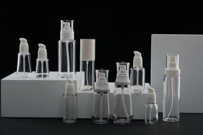 中国 贅沢なプラスチック化粧品は厚い壁透明な30ml 60ml 100mlのスプレーヤーをびん詰めにする 販売のため