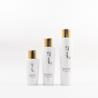 Cina Il cosmetico di plastica di cura di pelle 80ml 120ml imbottiglia con il cappuccio o la pompa dorato in vendita