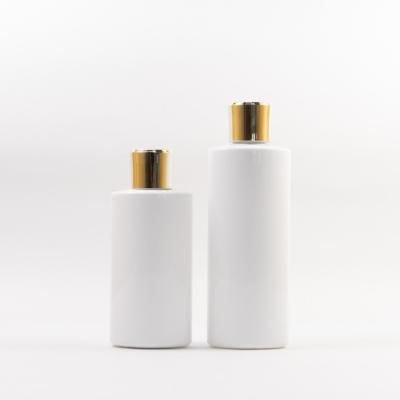 Cina Bottiglie cosmetiche di plastica bianche del giro 150ml 200ml con il cappuccio dell'oro in vendita