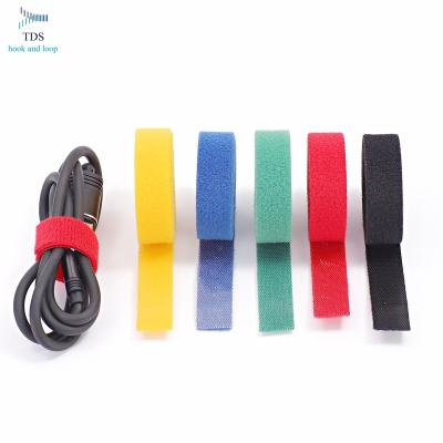 Cina Nastro biadesivo a doppio gomito ad alta adesività con lacci colorati riutilizzabili in vendita