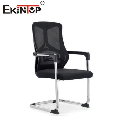 China Cadeira de escritório preta de espinha de malha com apoio de cabeça ajustável e rotação de altura à venda