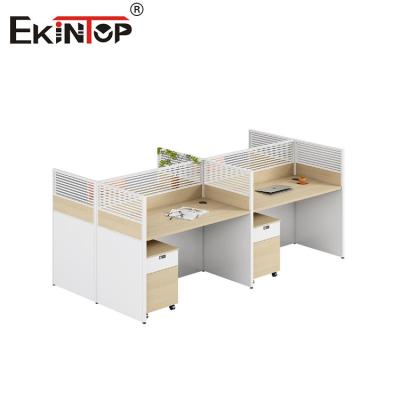 Stazione di lavoro in stile commerciale con partizione adatta per l'uso in ufficio