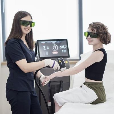 Cina Alta frequenza 1-10HZ 808 Diode Laser depilazione macchina con potenza di uscita 600W in vendita
