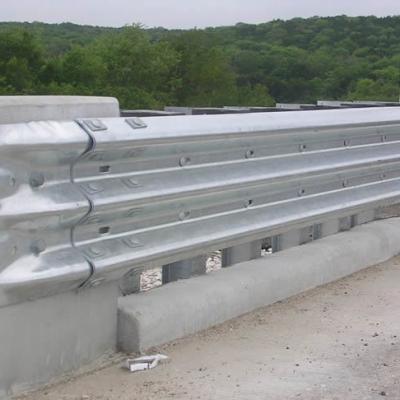 Cina W ha galvanizzato le barriere di sicurezza delle guardavie della strada principale della carreggiata della trave di acciaio in vendita