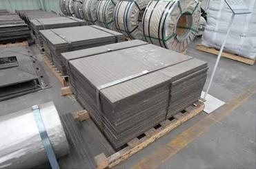 China Van de de Slijtageschuring van het chromiumcarbide de Bekleding van de het Staalplaat het Bestand Hardfacing Te koop
