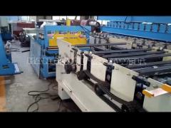 Machine voor het maken van dakplaten van metaal van daken / muren