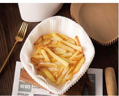 Chine Les revêtements de papier de parchemin de friteuse carrée jetable d'air catégorie comestible antiadhésif à vendre