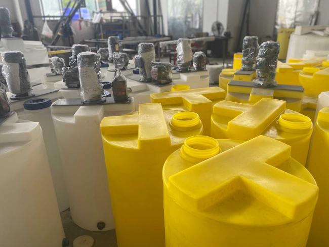 Close-up view of high viscosity liquid mixer components and construction